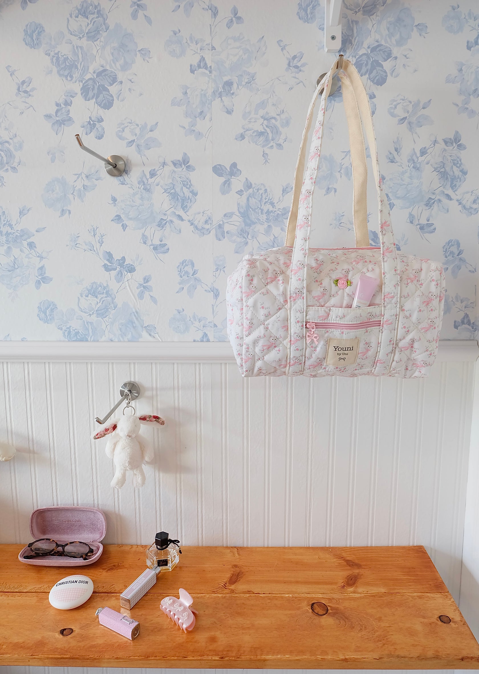 Younibyuni cat with pinky bow handbag