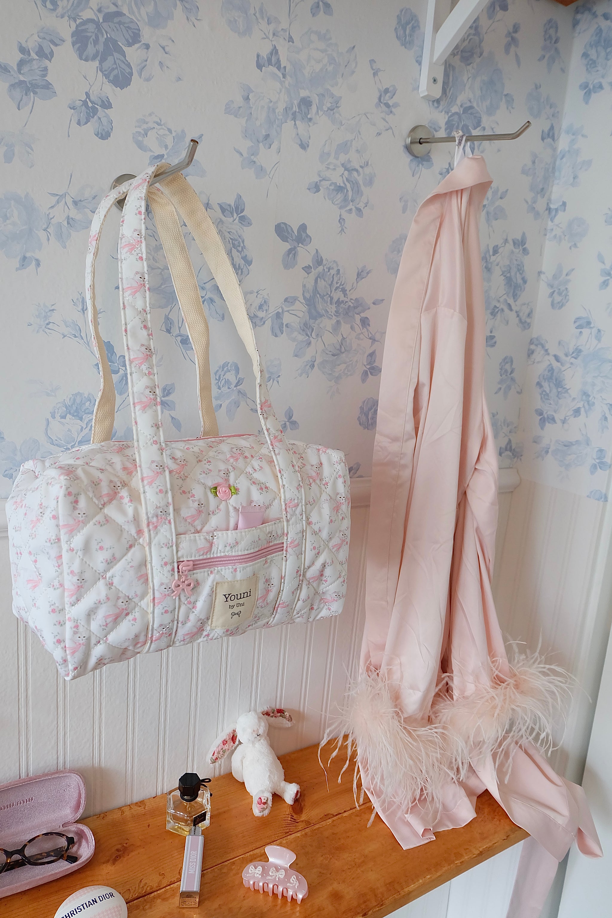 Younibyuni cat with pinky bow handbag