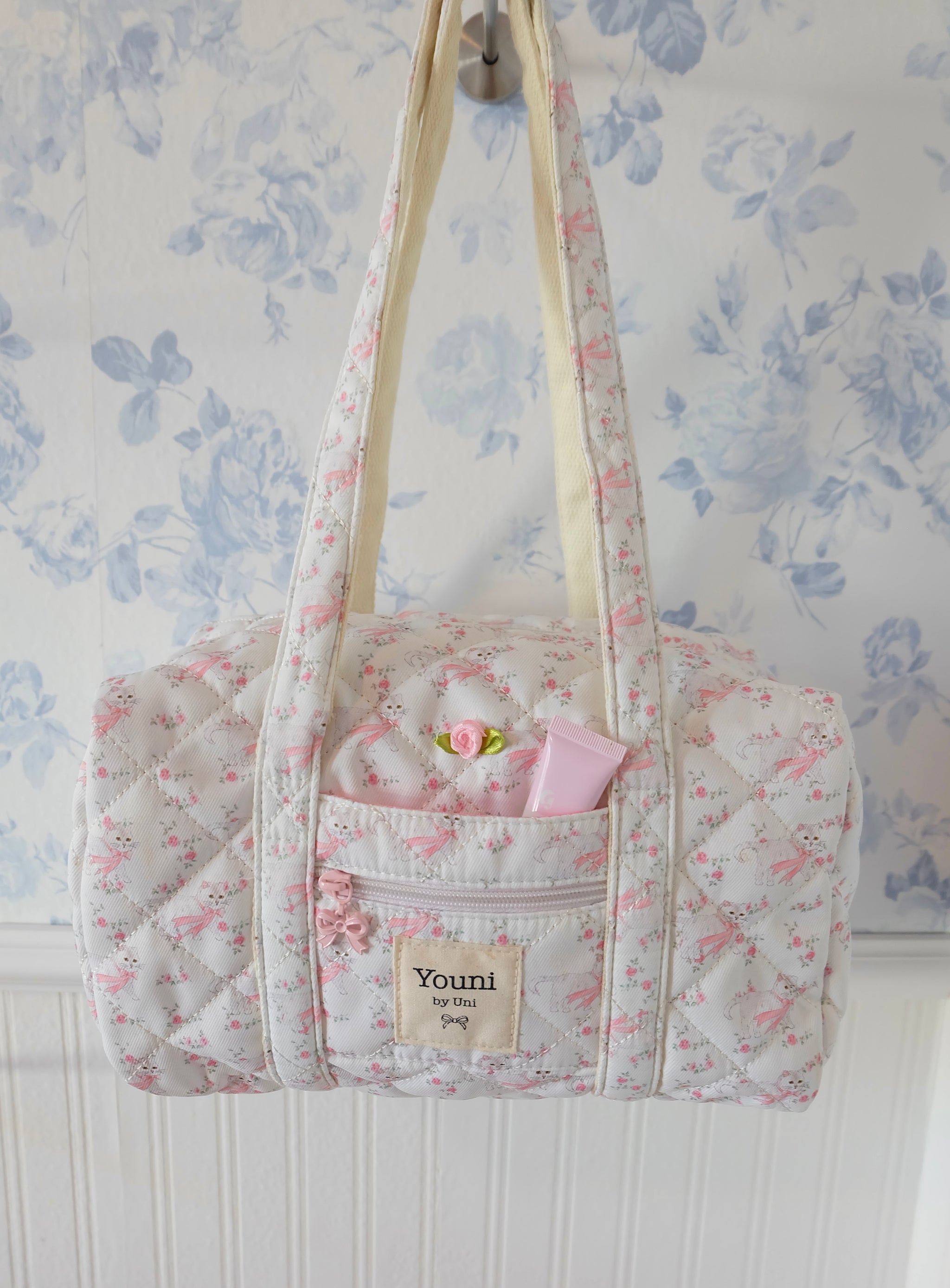 Younibyuni cat with pinky bow handbag